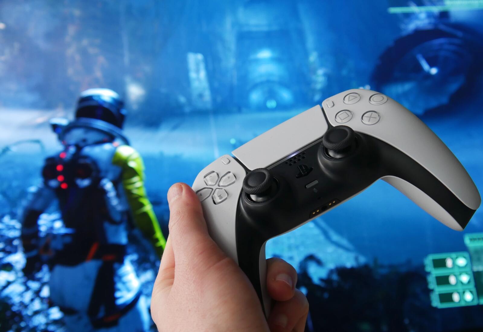 PlayStation 5: DualSense Controller und Returnal bei MediaMarkt im Angebot